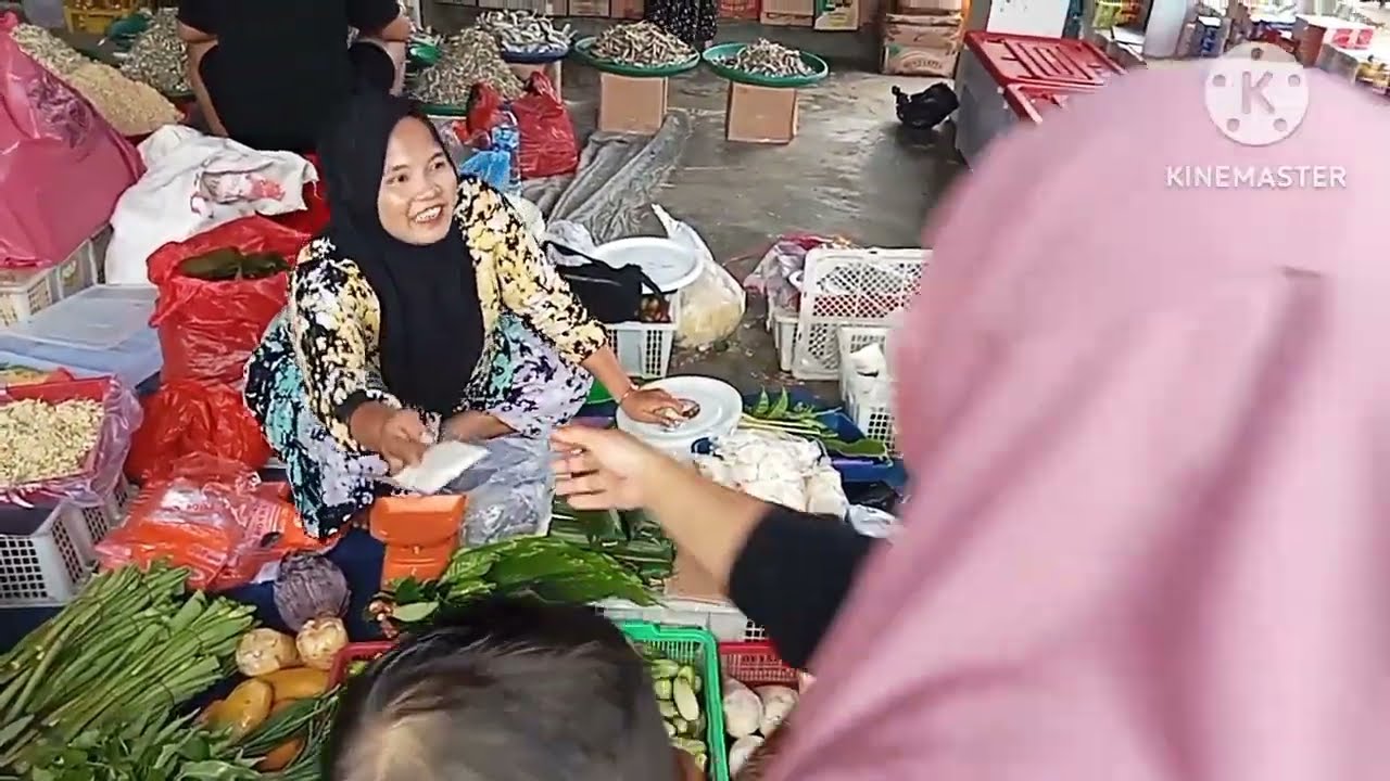 blaja di pasar tradisional beli 10 000 untuk satu keluarga - YouTube