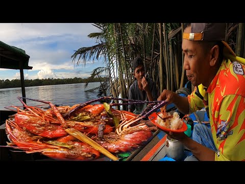 Masak udang balado extra pedas setelah mancing bikin nafsu makin ngegasss.
