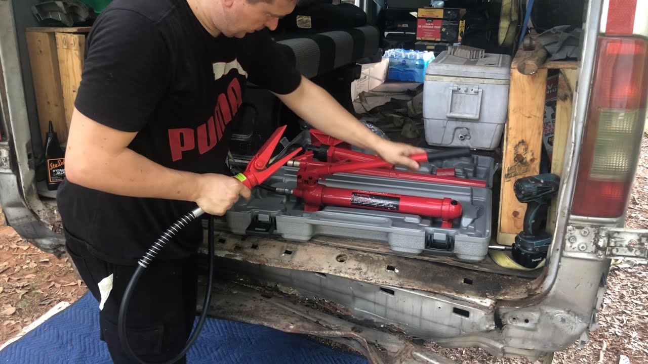 How to use a spreader when using Hydraulic Ram Jack - YouTube