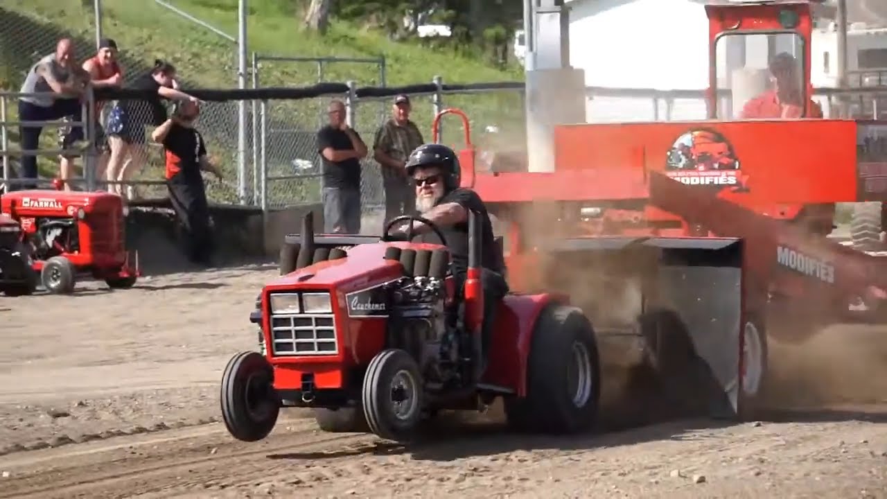 Modified 2 X GSX-R 750 Garden Tractor Pulling @ St-Antonin 2016 - YouTube