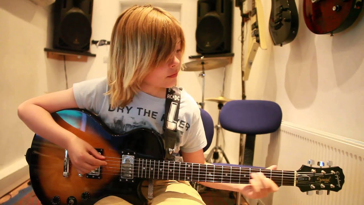 10 year old guitarist Alex Ayres plays Hail To The King by Avenged ...