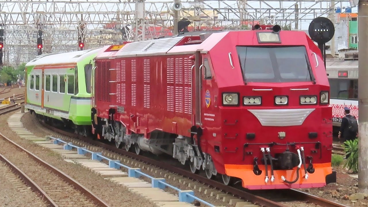 🔴 MENGEJAR LOKOMOTIF MERAH CC 300 ASLI MADE IN INDONESIA !! Hunting ...