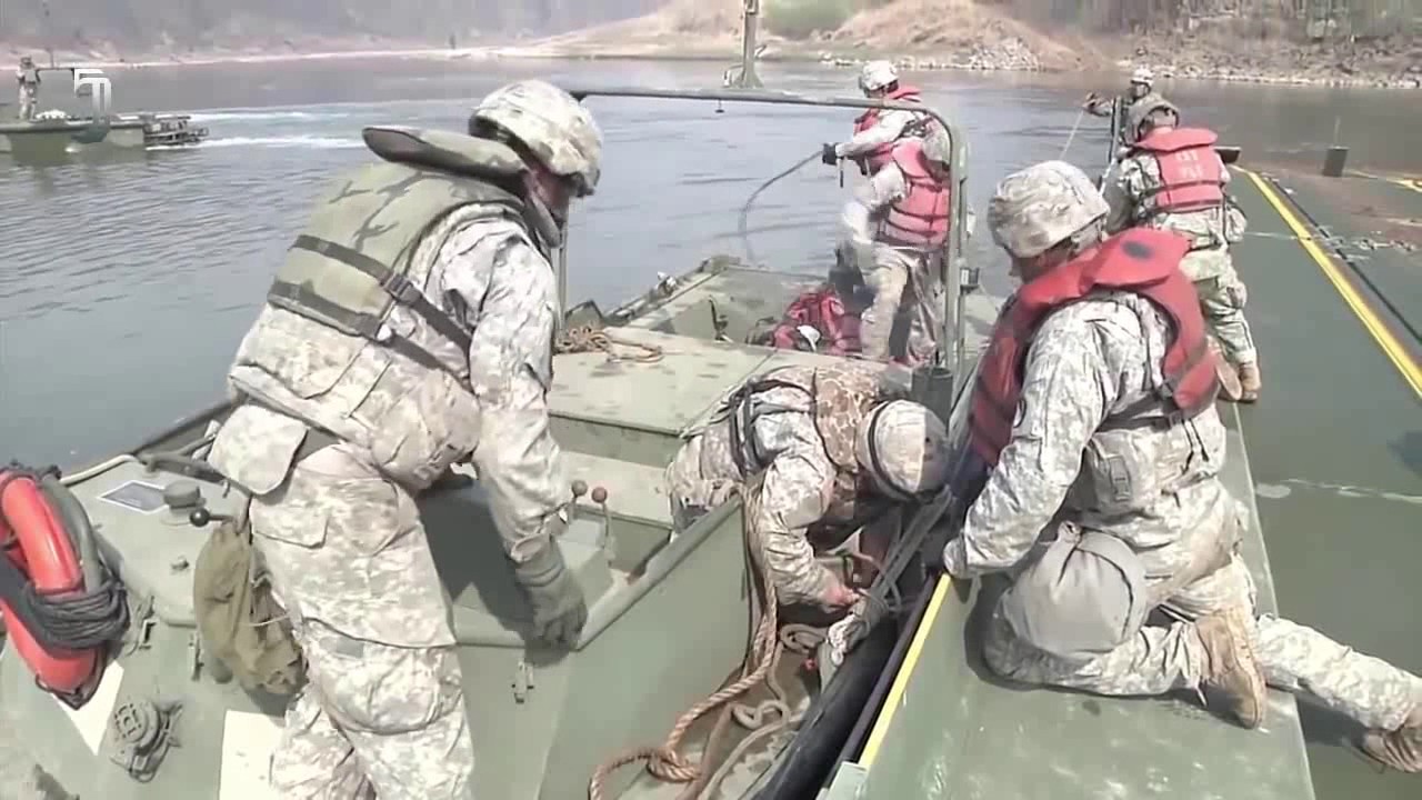 Amazing US Army Builds Floating Bridge and Crosses It With Tanks - YouTube
