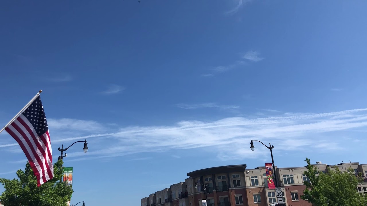 Flyover at 4th of July parade - YouTube