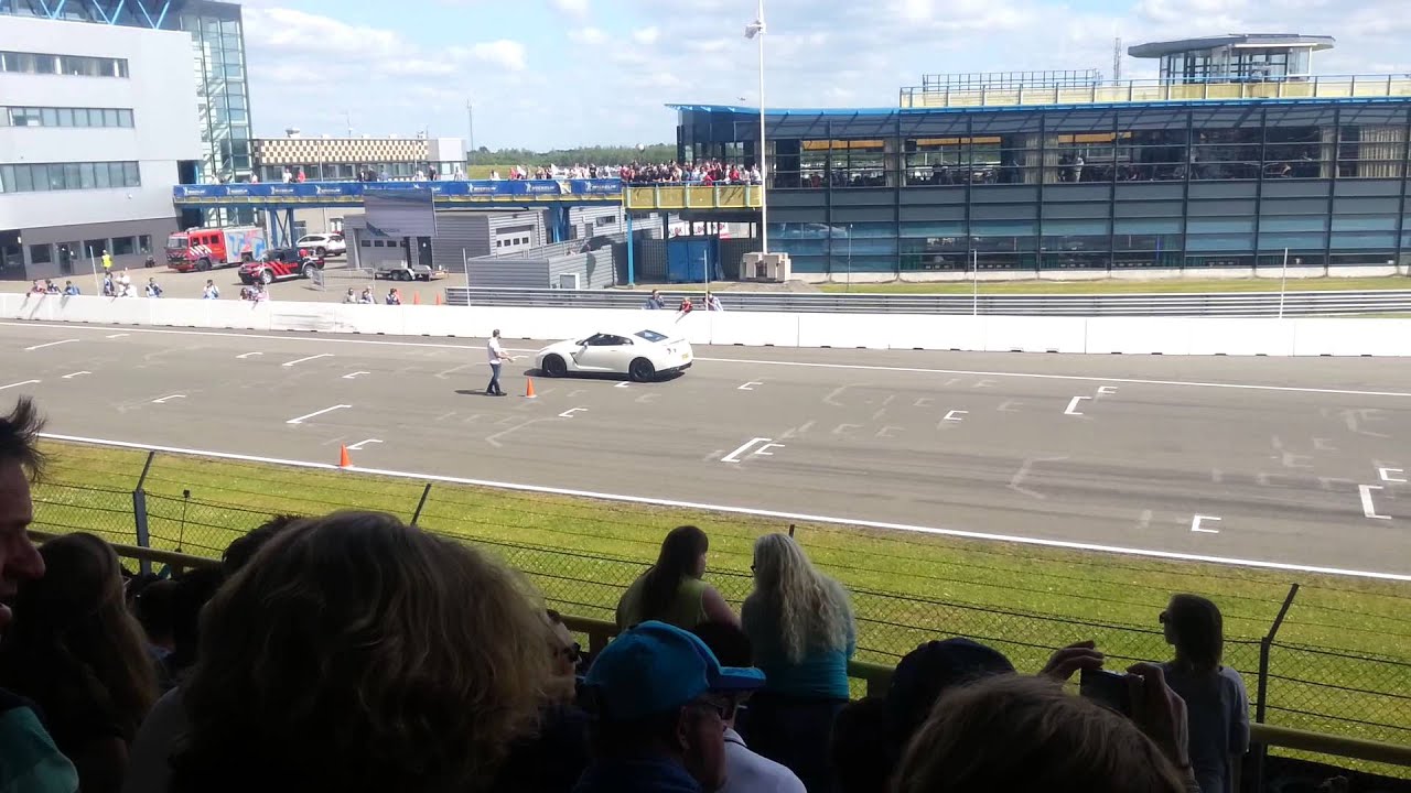 SNEAKY TUNING GTR BEATS PORCHE 918 SPIDER DRAG RUN - YouTube