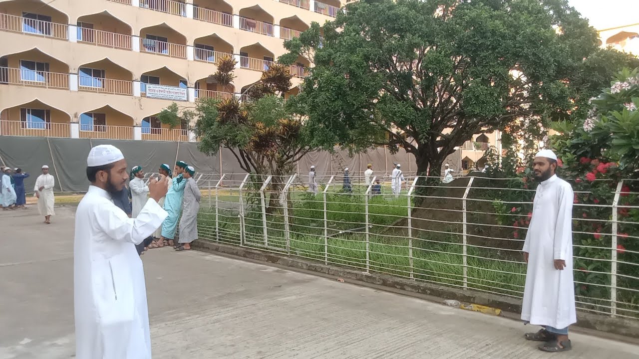 চরমোনাই মরহুম হুজুরদের কবরস্থান - YouTube