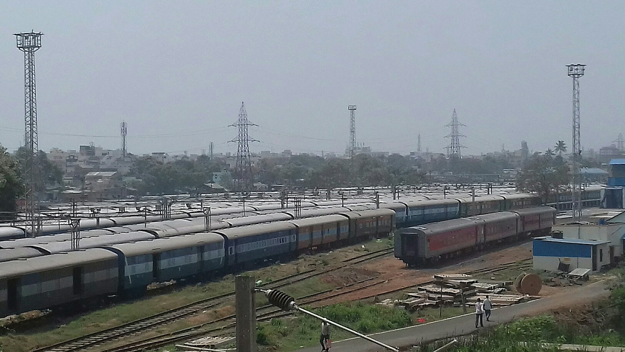 TNP WDM2, WDM7 and WDS6 JUMBO locos doing shunting activity in Chennai ...