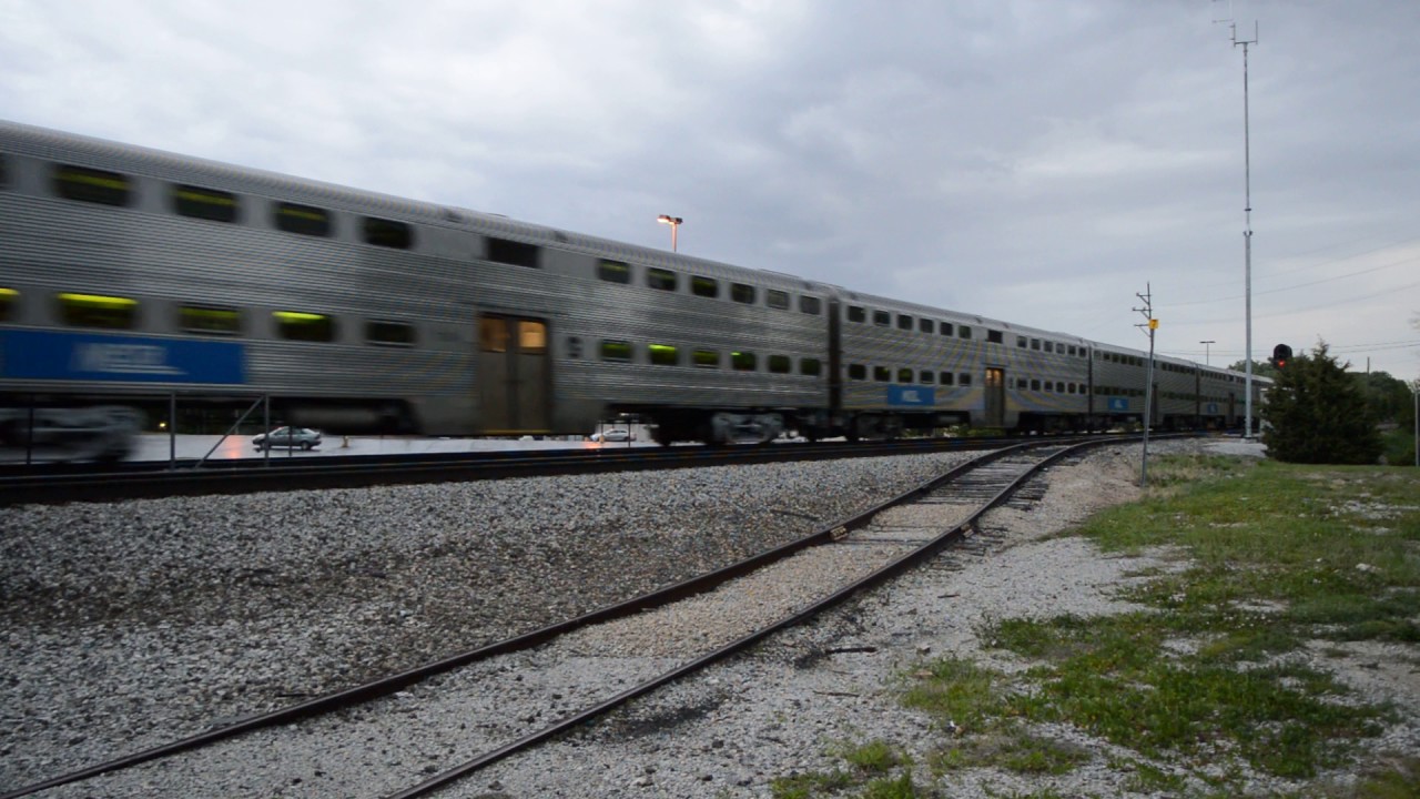 Metra 204 East - Oak Forest, IL - YouTube
