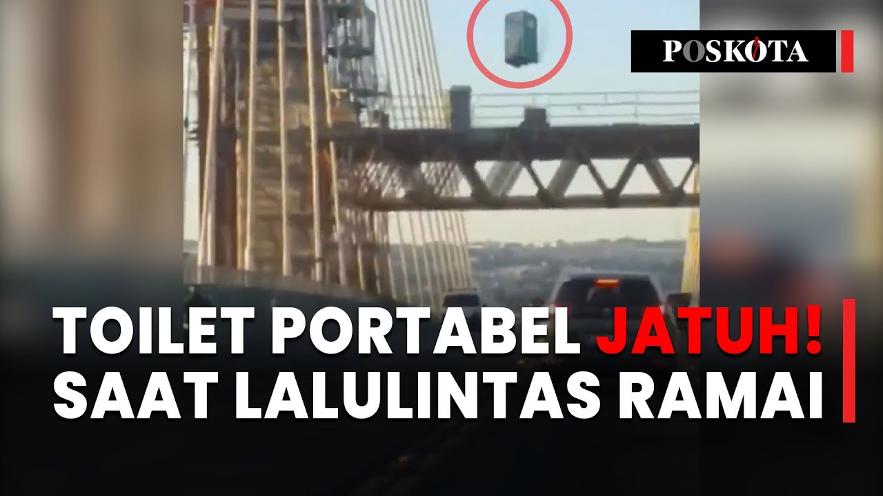 Detik-detik Toilet Portabel Jatuh di Seville Nyaris Timpa Mobil dan ...