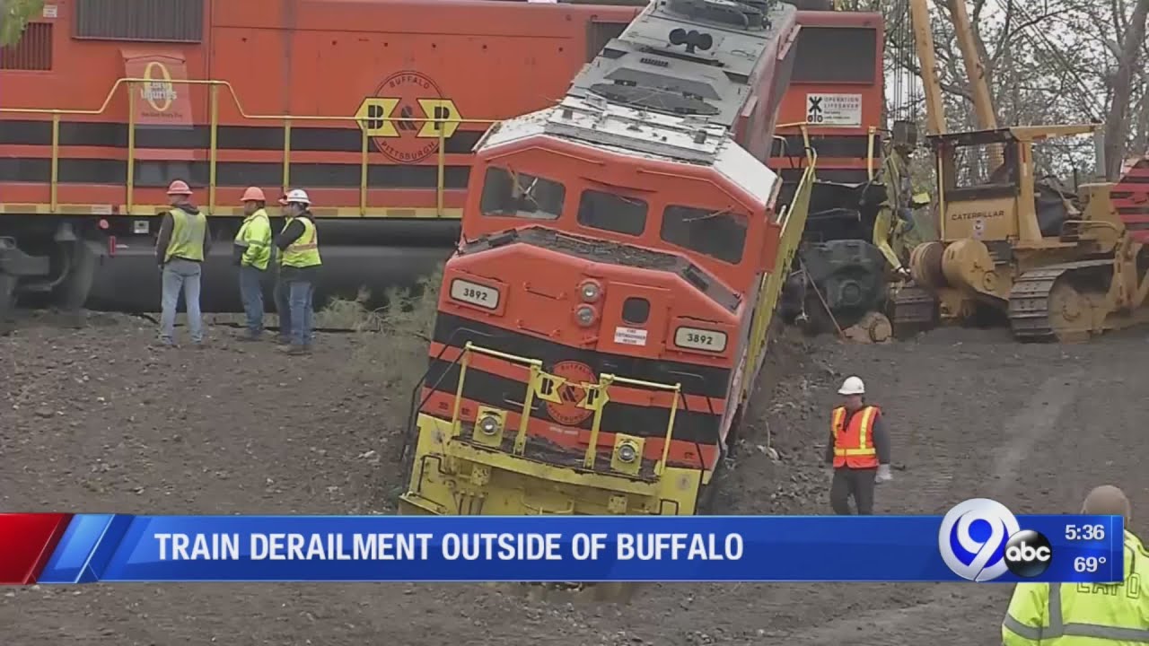 Train derailment outside of Buffalo - YouTube