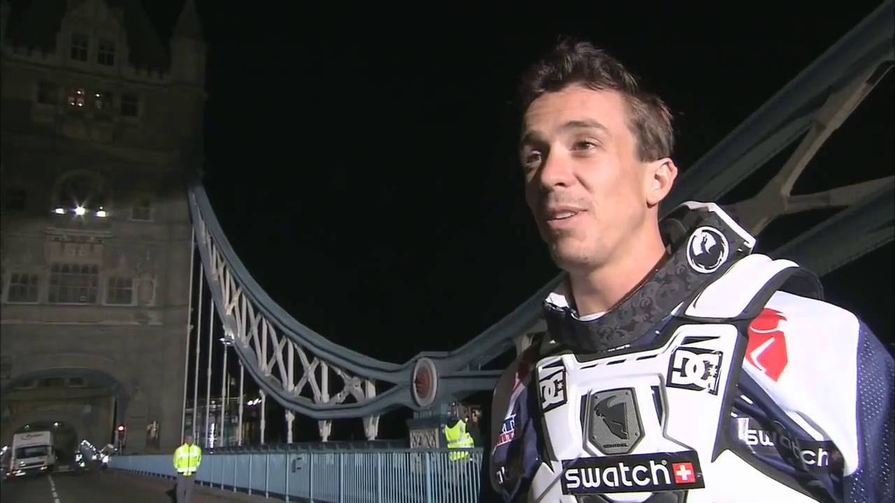 Robbie Maddison rentre le Backflip sans les mains au dessus du Tower ...