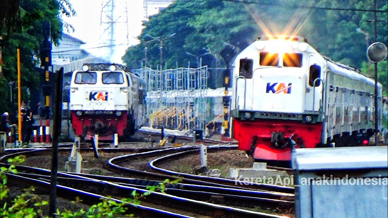 Kereta Api Balapan Perlintasan Kereta Api JPL 213 | RAILROAD CROSSING ...