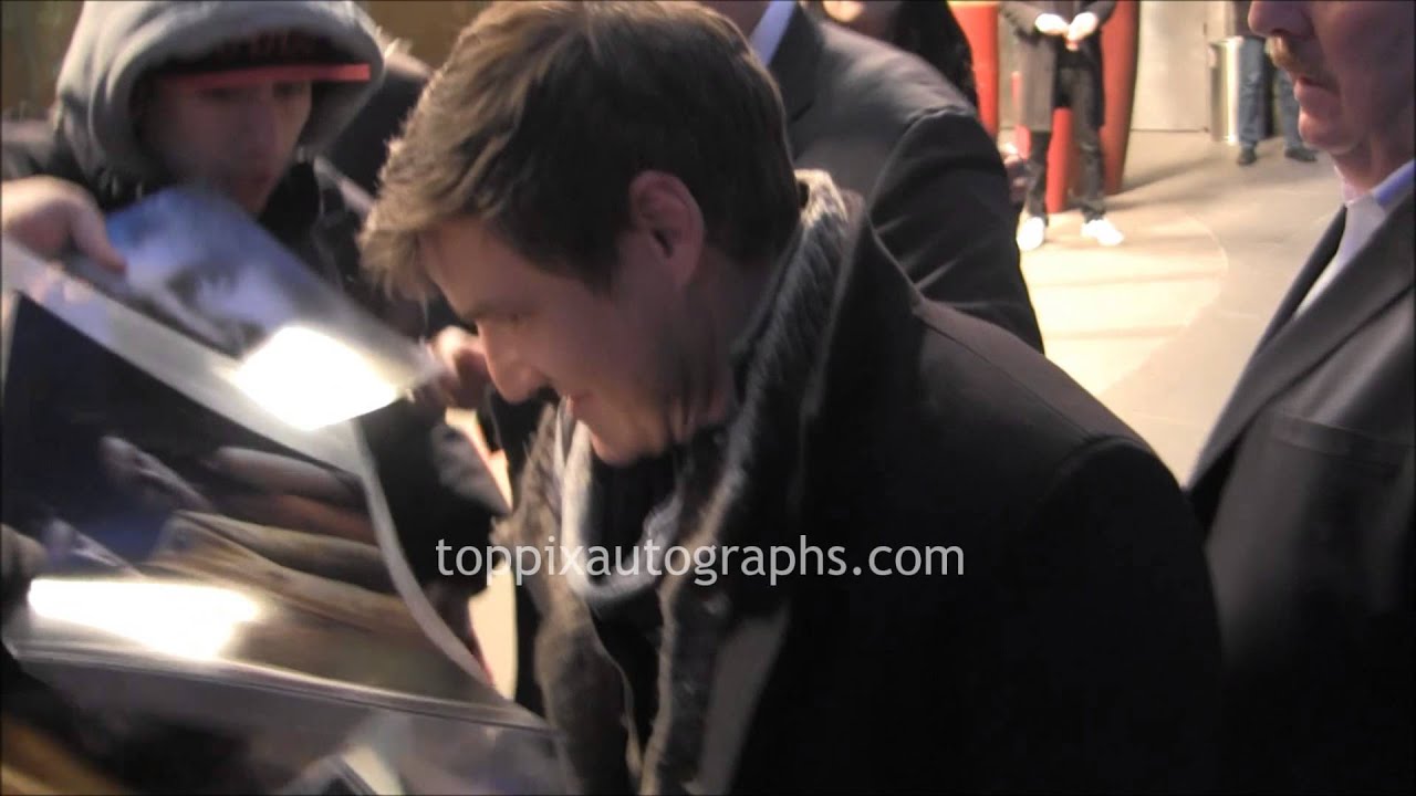 Pedro Pascal - Signing Autographs at NYC hotel - YouTube