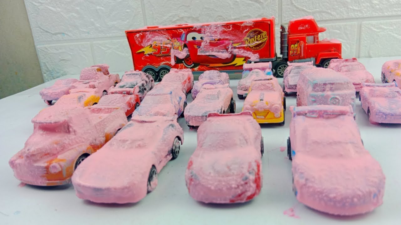 Disney pixarcars Playing in the mud with McQueen and his friends - YouTube