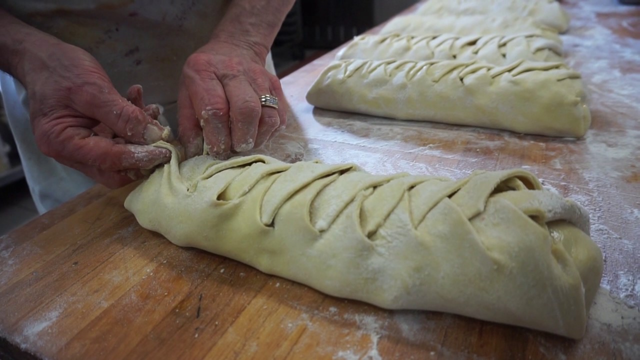 Apple strudel - Toronto Bakery - YouTube