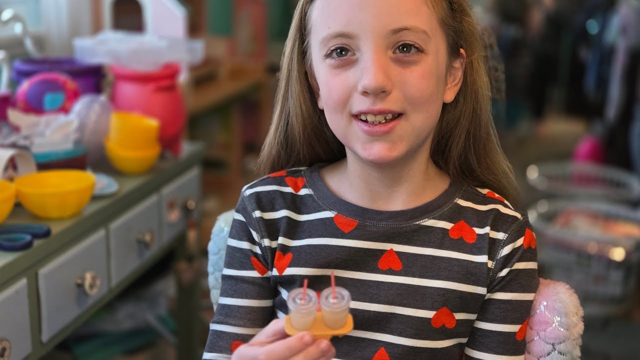 Lilly Dilly makes some refreshing lemonade! - YouTube