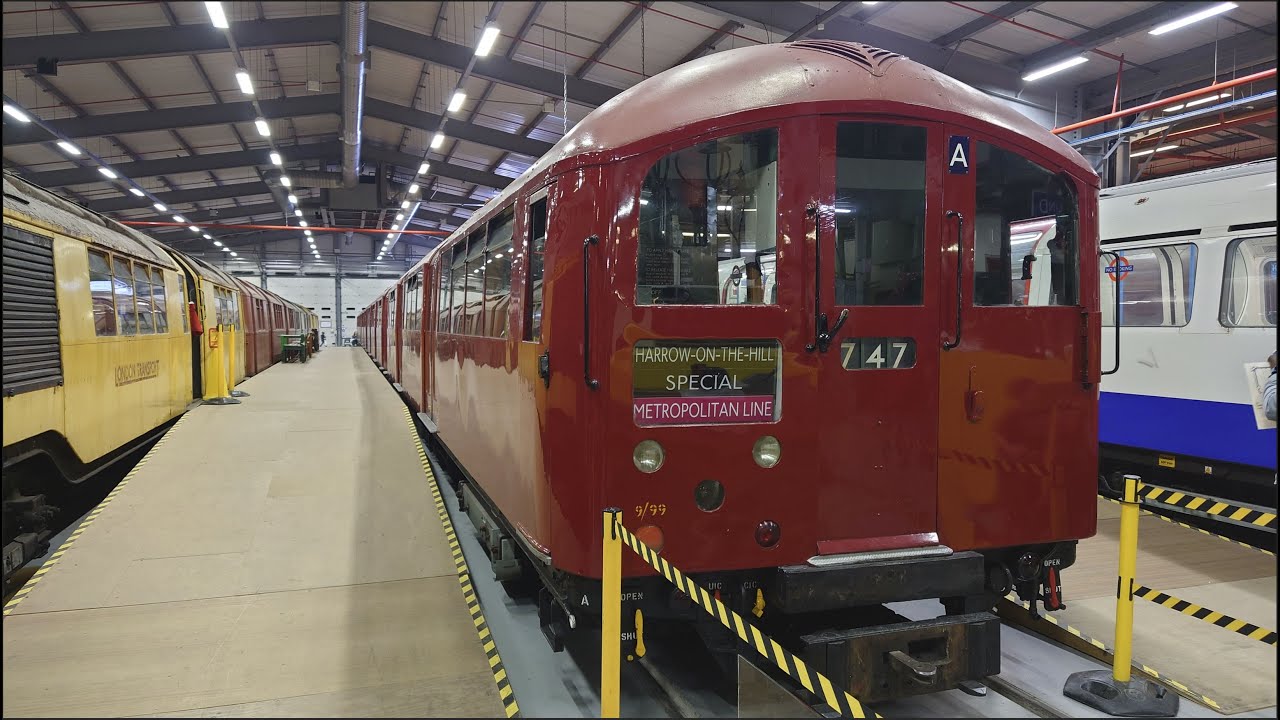143. A look around a London Underground 1938-Stock Tube Train at the ...