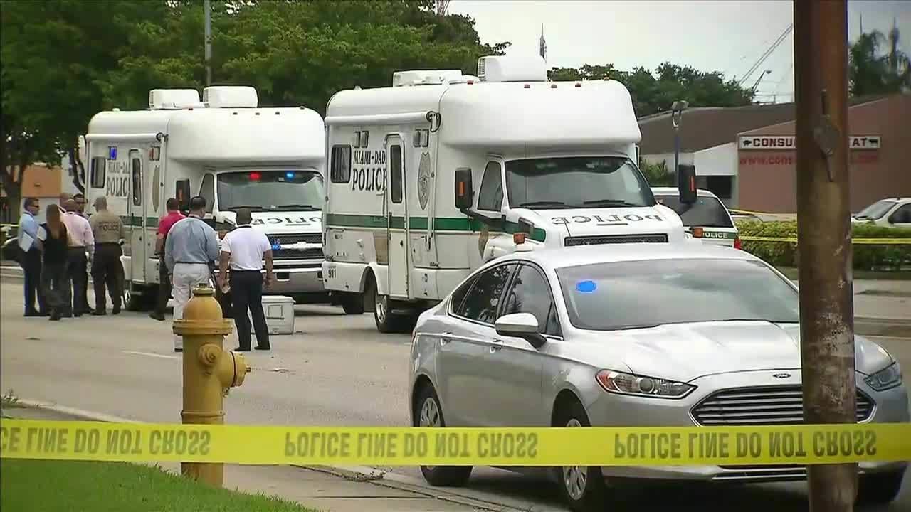 Driver tries running down Miami Gardens cops - YouTube