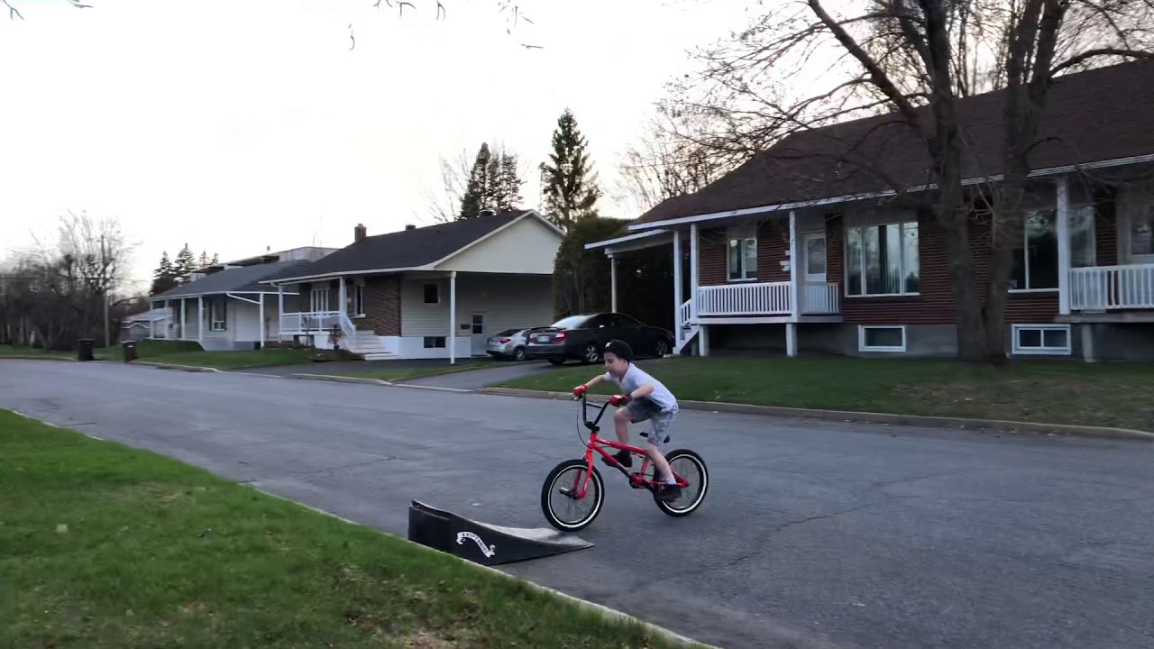 Bmx step up jump on the grass - YouTube