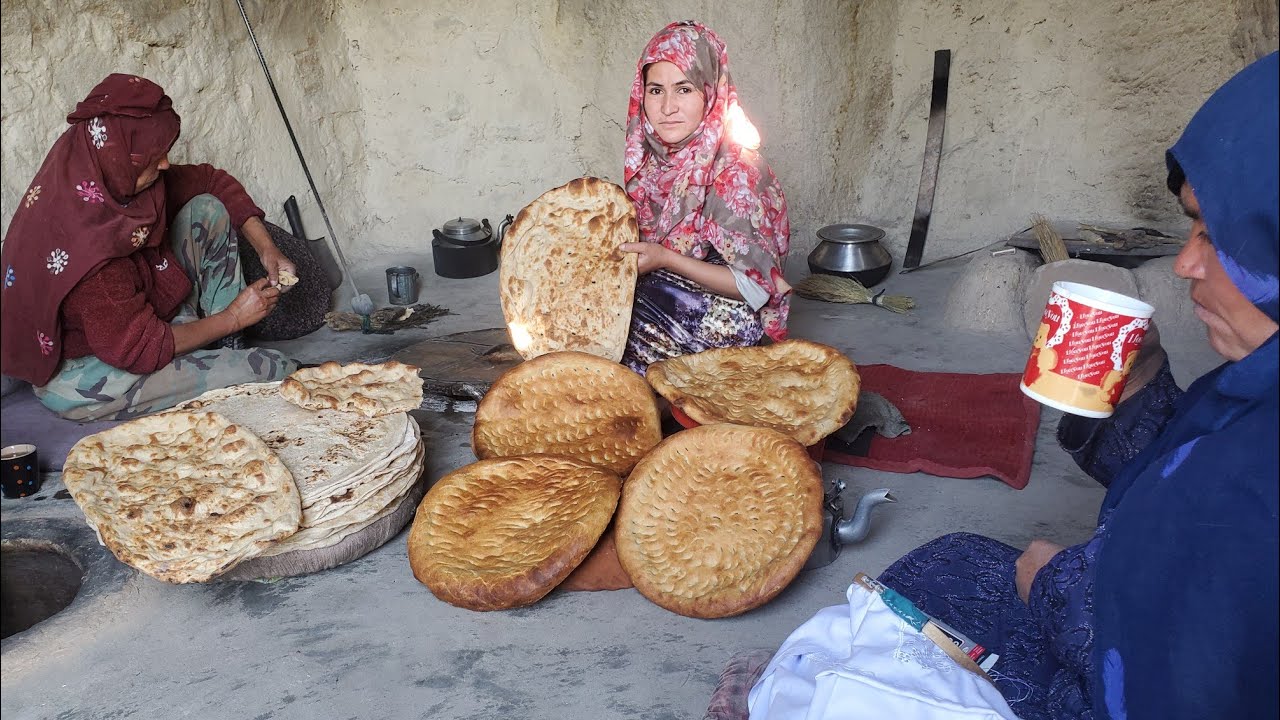 Cooking tandoori bread in the village of Afghanistan - YouTube