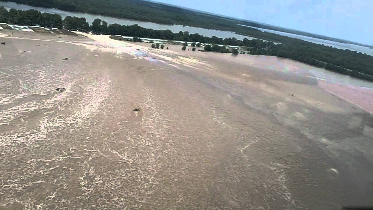 Moments after levee failure - YouTube