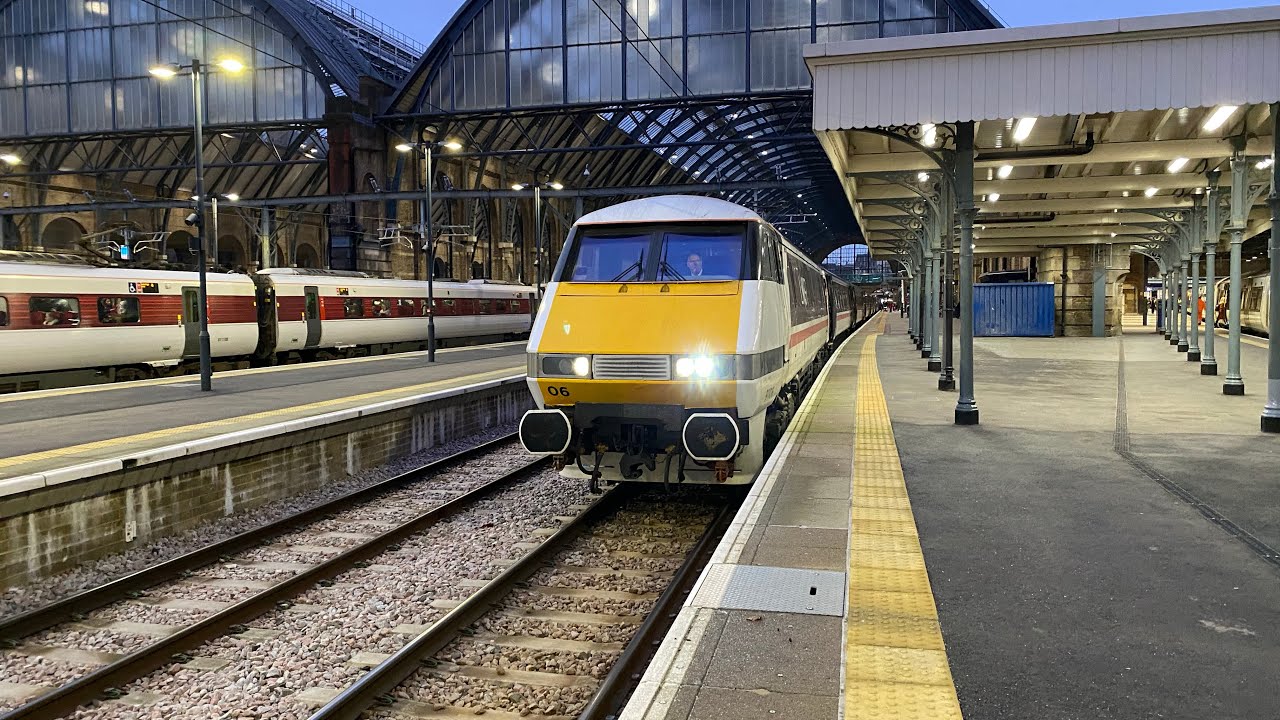 Class 91106 departs London Kings Cross with two loud tones - YouTube