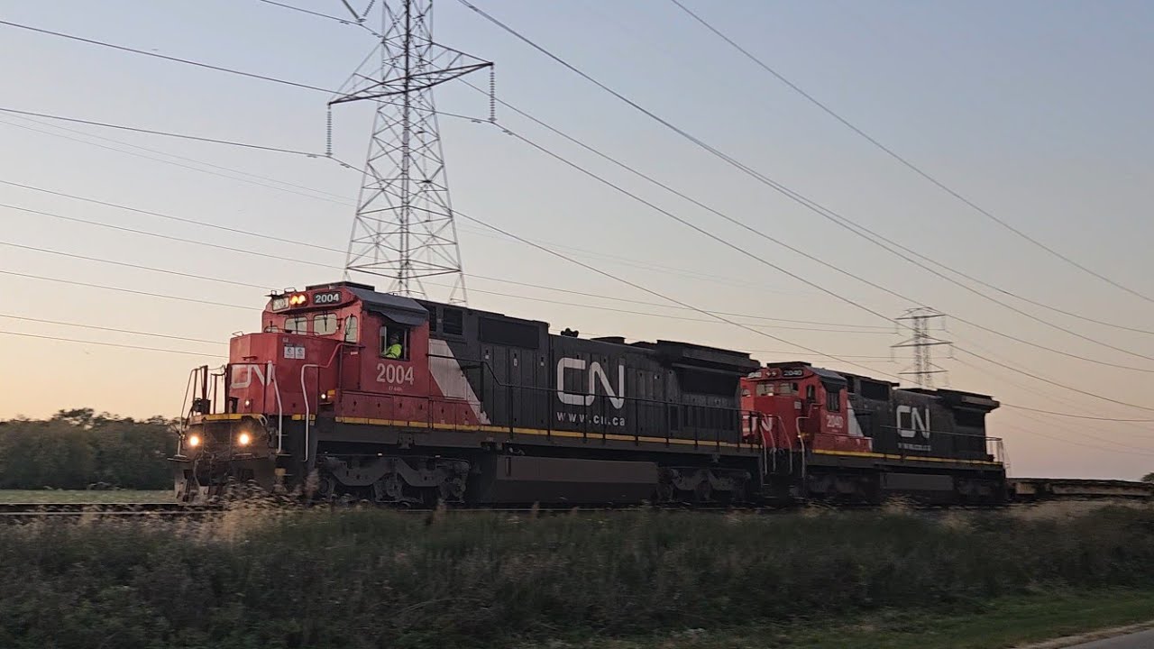 Two C40-8s Lead Their Last Train. CN X724. - YouTube