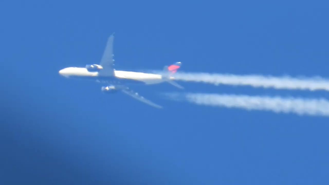 Plane Spotting an Airbus A-330. Amsterdam to Minneapolis. Nikon Coolpix ...