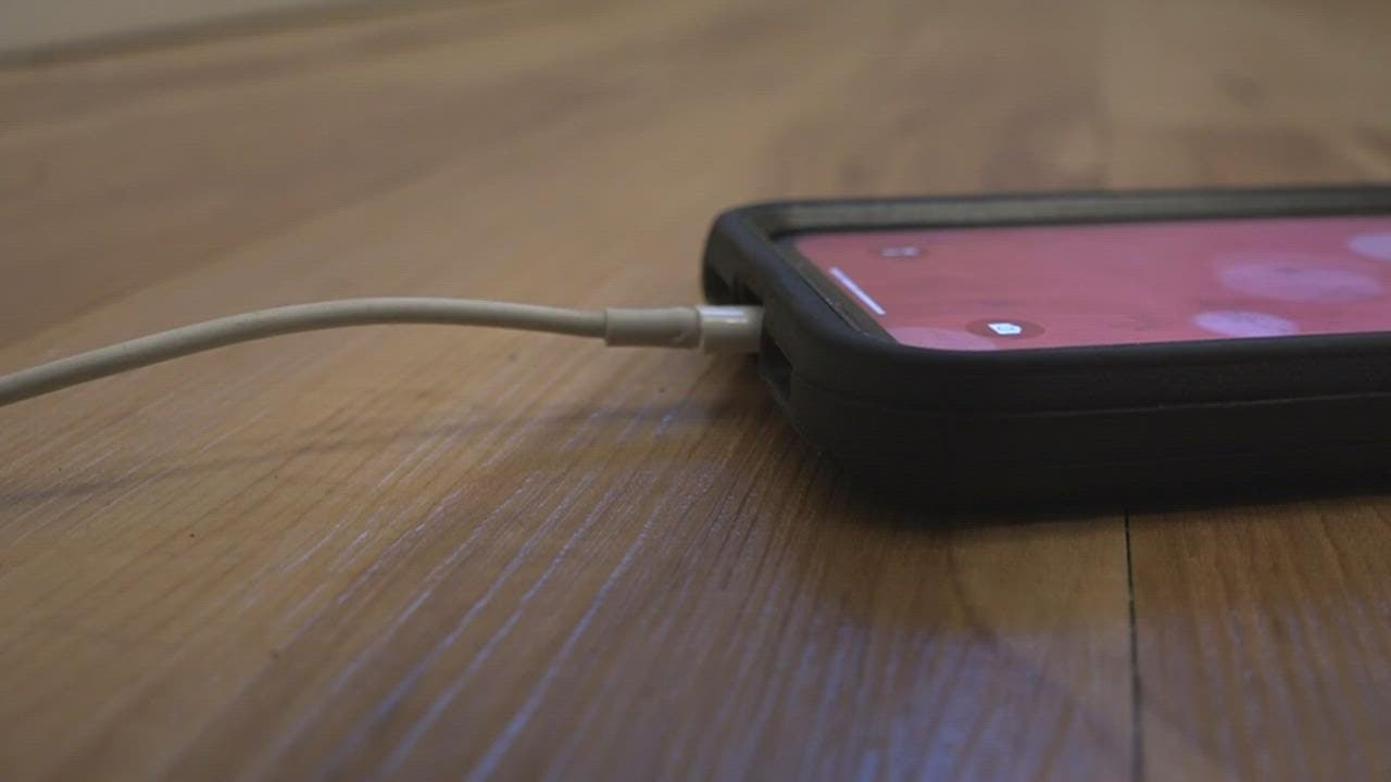 Ways to protect your smartphone from cold temperatures - YouTube