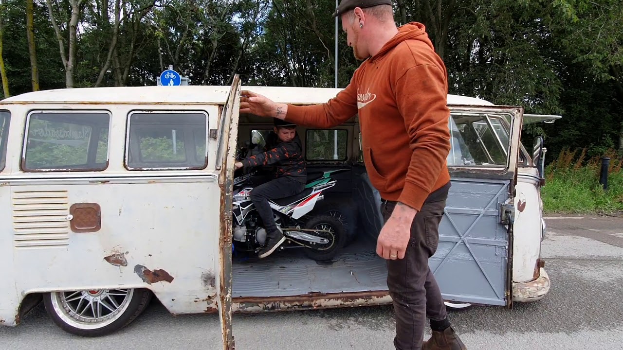 corna split slambassador junior burning out in the burnout bus! - YouTube