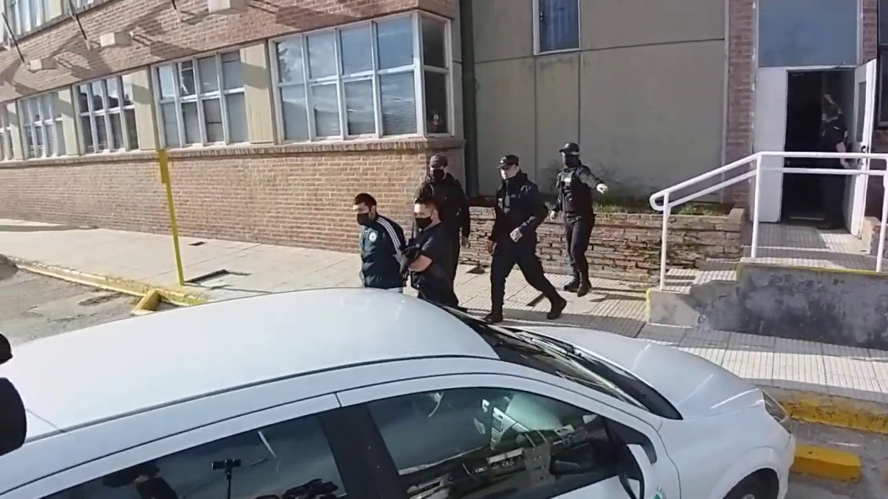 Homicidio de Brian. Salida de los detenidos - YouTube