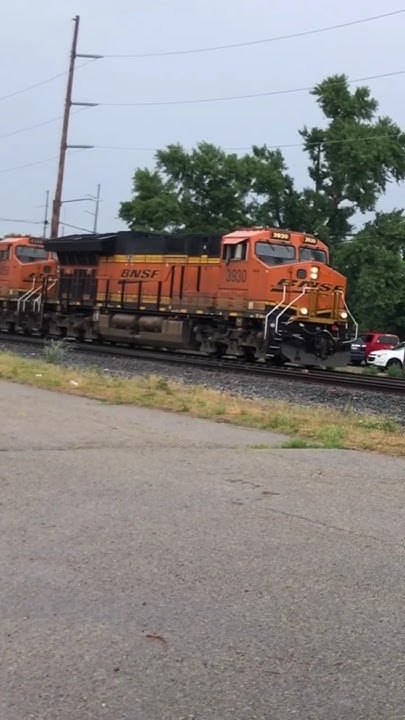 BNSF comes through town Elephant Style! - YouTube