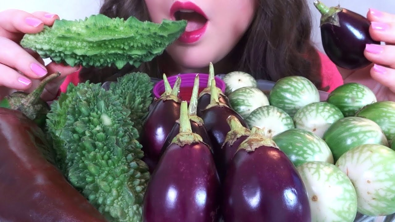 HEALTHY EATING ASMR Raw Veggie Platter [Eggplant, Bitter Melon, Pepper] SATISFYING Crunchy ...