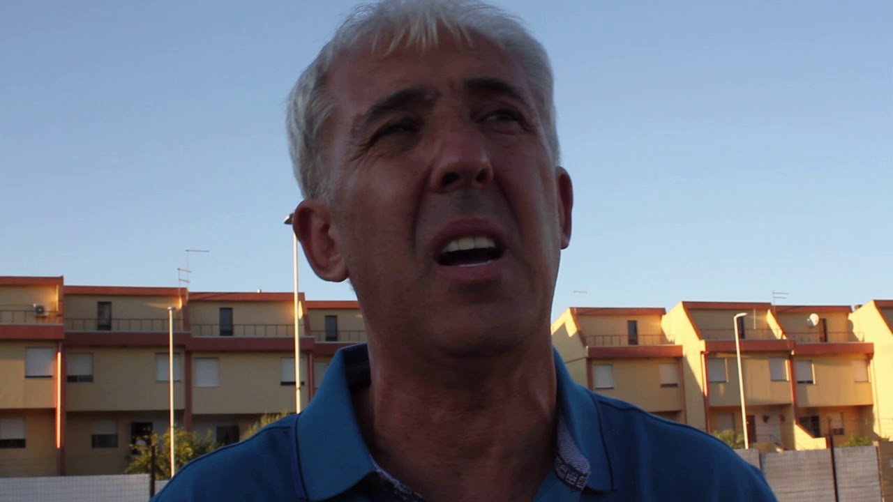 Tony Poma, allenatore del Carloforte, al termine del derby con il ...