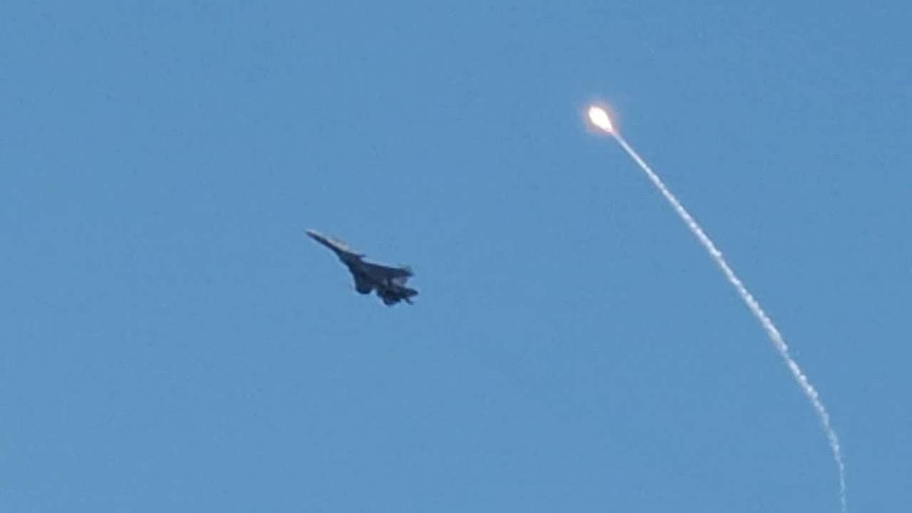 fighter jet stunt in front of hotel oberoi ️ - YouTube