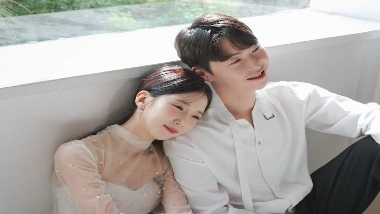 Comedian Park So Young and former baseball player Moon Kyung Chan tie ...