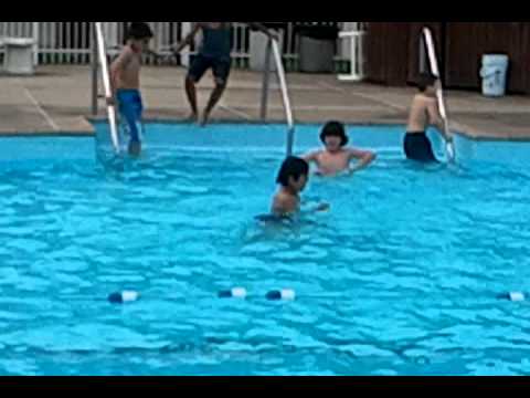 Marck, con frio para entrar a la piscina...