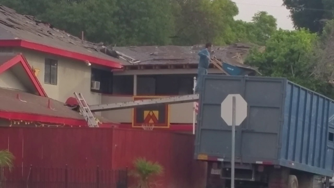 Roofing safety fail - YouTube