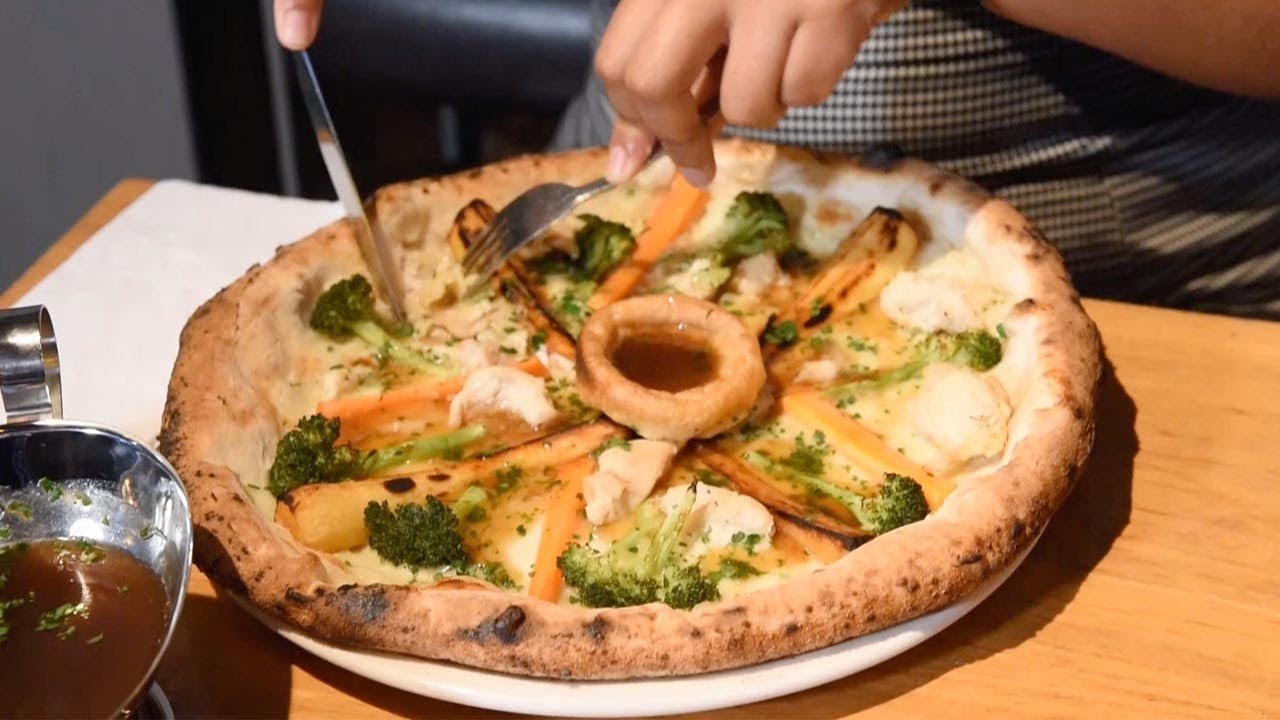 Restaurant Creates Sunday Roast Pizza - YouTube