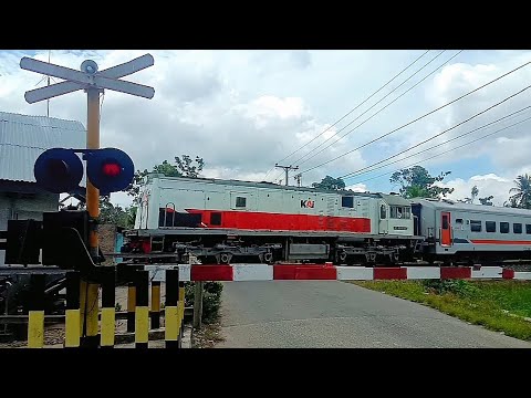 Palang Pintu Perlintasan Kereta Api Simpang Bedagai#keretaapi# ...