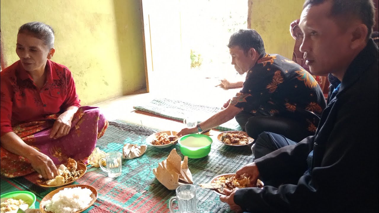 Bahagia Makan Bersama Umat si Stasi Santa Katarina Simantin 2 - YouTube