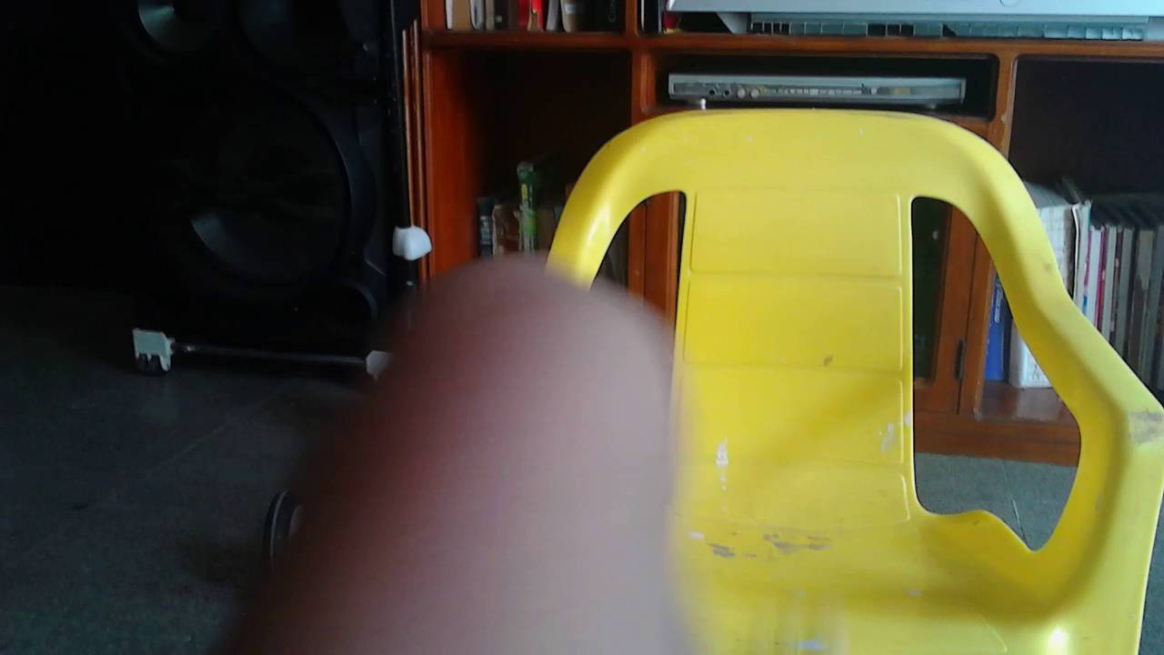 Cómo levantar una silla con los pies - YouTube