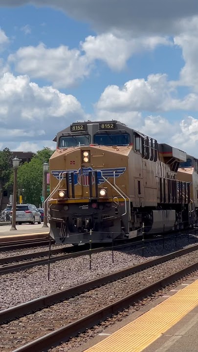 UP 8152 leads a intermodal through Elmhurst IL - YouTube