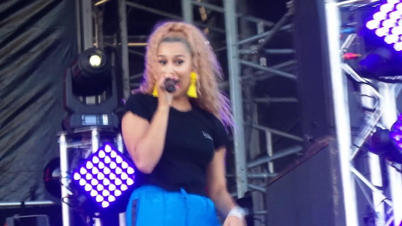 Raye The Line Victorious 27/08/17 - YouTube