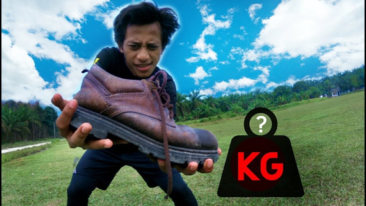 TEST Sepatu Paling BERAT di DUNIA ?? (Football Experiment) - YouTube
