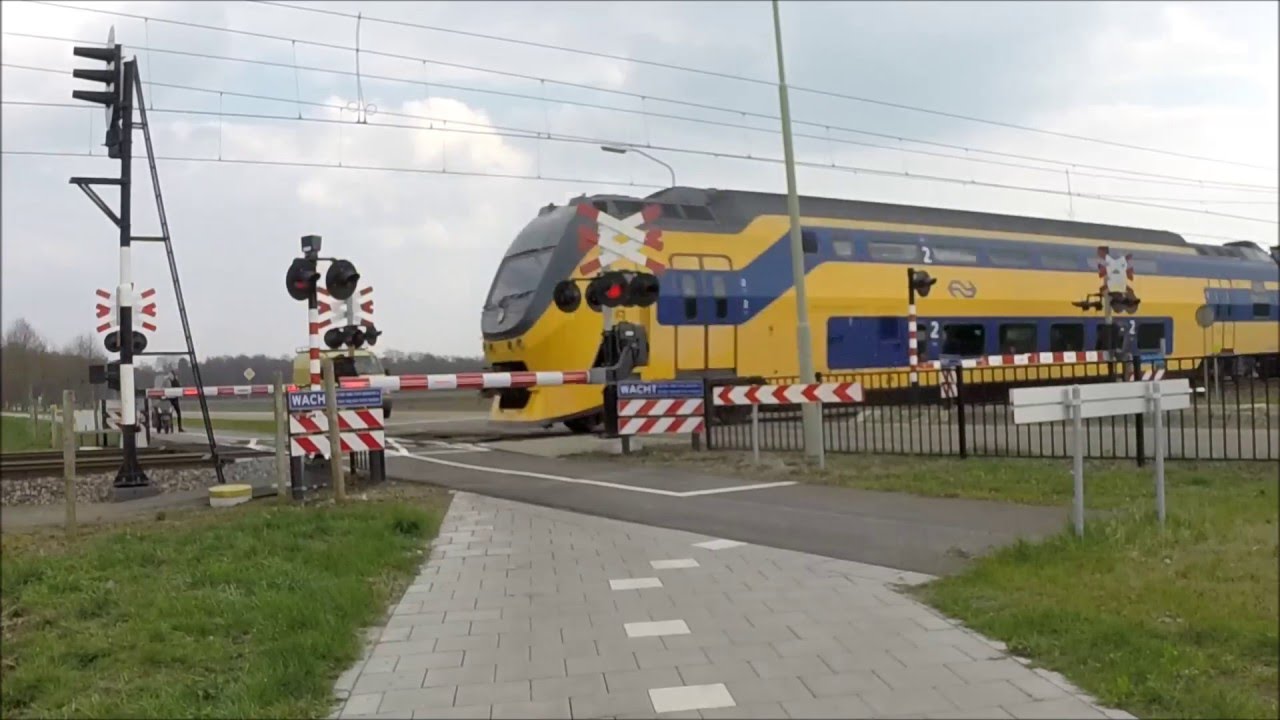 Spoorwegovergang Hooghalen // Dutch railroad crossing - YouTube