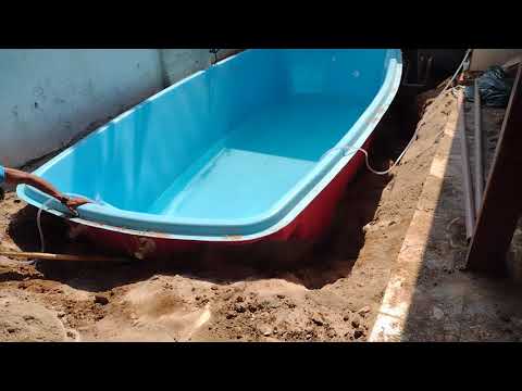 Jogando material envolta da piscina e fazendo hidráulica piscina de 6 metros