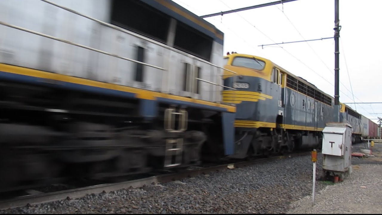 VL356, S303 & B80 on the Qube Maryvale Paper Train at Dandenong South ...