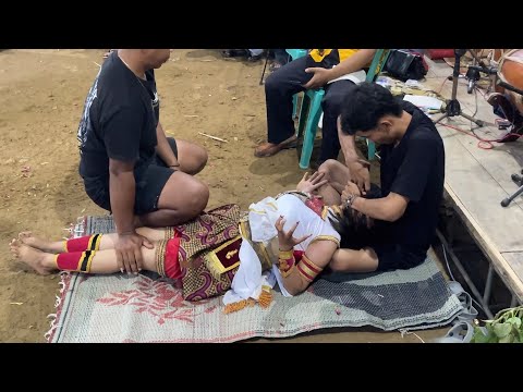 Nggak Kebayang Betapa Sakitnya ❗ Mengeluarkan Demit Cewek Cantik Kesurupan Kuda Lumping