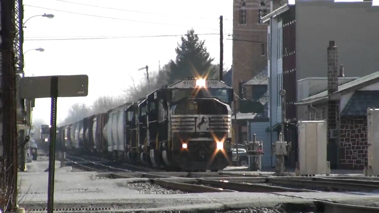 Trains Racing Side-By-Side on the NS Harrisburg Line - YouTube